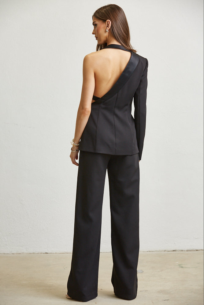SET BLAZER ASIMÉTRICO Y PANTALÓN NEGRO – SAMOR
